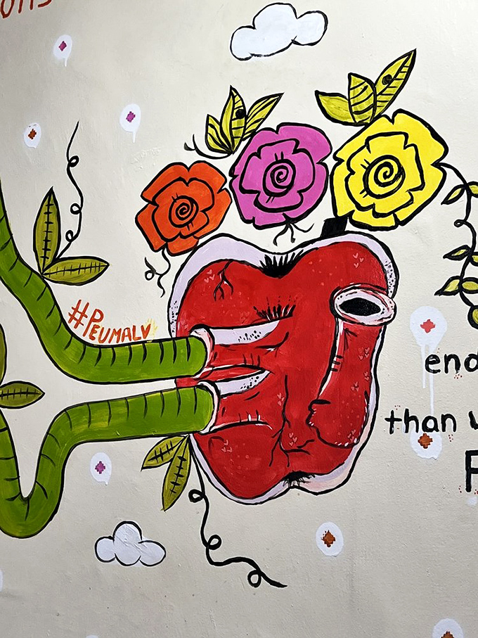 That Frida Kahlo mural isn't just decoration; it's watching over your meal like a culinary guardian angel, ensuring authenticity in every bite.