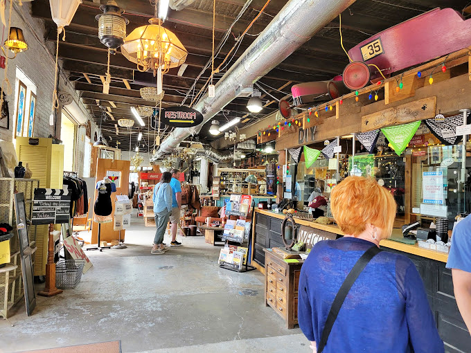 Fellow explorers navigate the salvage seas. Notice how everyone has that same "I might find something amazing around the next corner" expression?