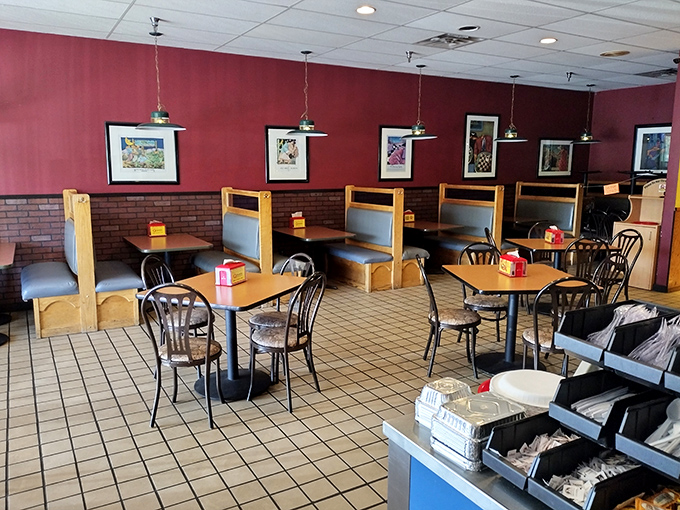 Cozy corners and meaty aromas! The dining area is like your favorite uncle's den, if your uncle was a pit master extraordinaire.