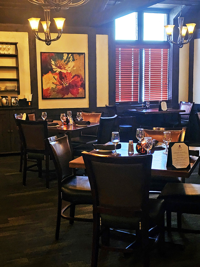 Warm lighting, elegant decor, and enough privacy to gossip about your neighbors without fear of being overheard. Dinner theater at its finest.