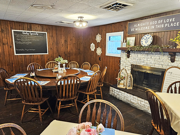 Wood-paneled walls and Windsor chairs create the stage where pie dreams come true. That fireplace has witnessed countless "When Harry Met Pie" moments.