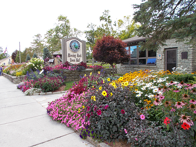 Blowing Rock offers autumn color displays so dramatic they deserve their own Broadway show and standing ovation.