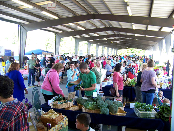 Nature's artwork on display! These gorgeous bouquets make even confirmed plant-killers dream of becoming floral enthusiasts.