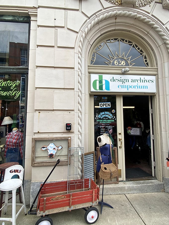 Design Archives' historic fa&ccedil;ade and elegant arched entrance whisper tales of downtown's glamorous retail heyday.