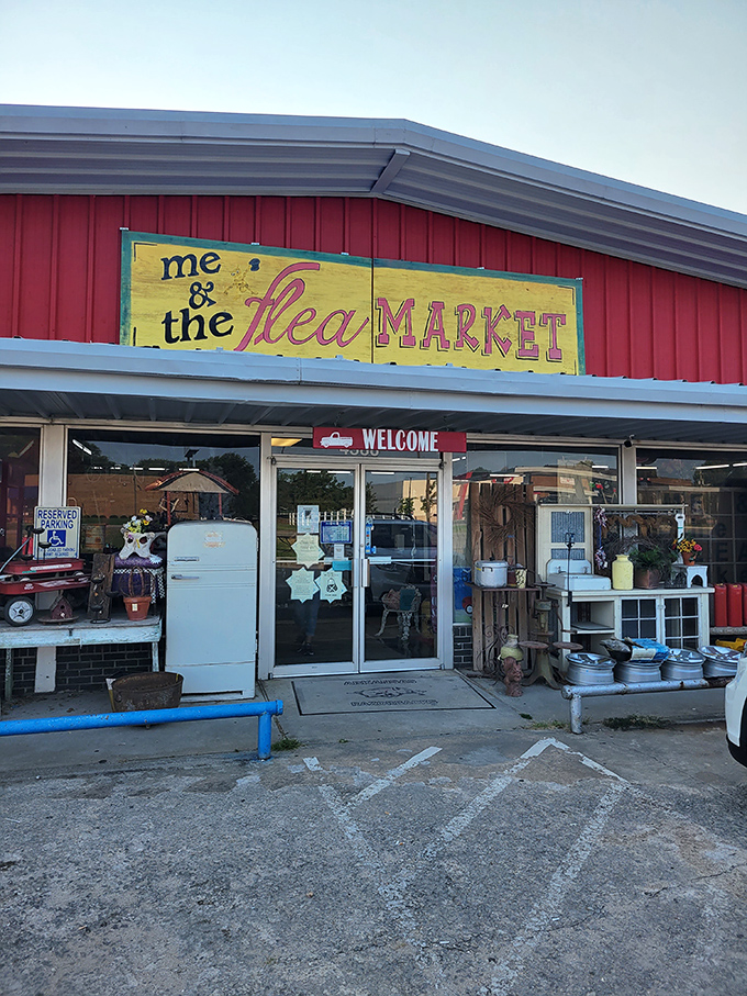 The cheerful yellow sign against red siding is like a dinner bell for bargain hunters. Come and get it!