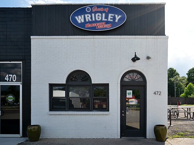 A slice of Chicago in the Bluegrass State! South of Wrigley's iconic blue sign promises Windy City delights that'll make your taste buds do the happy dance.