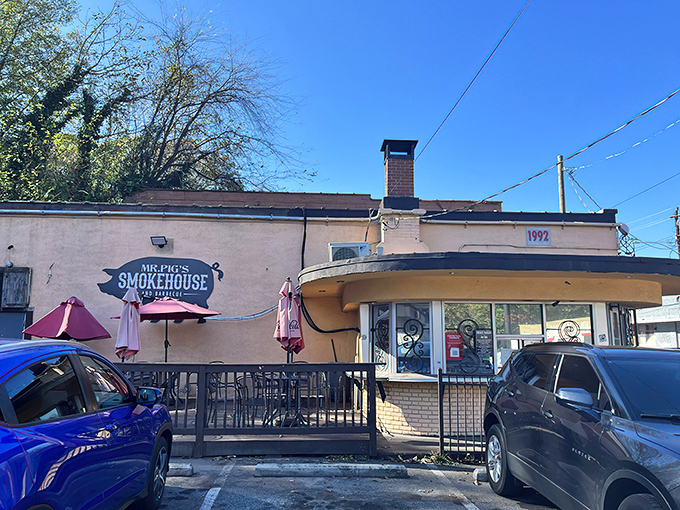The unassuming beige fa&ccedil;ade with pink patio umbrellas says it all - true barbecue legends don't need fancy exteriors, just a good smoker and a pig sign.