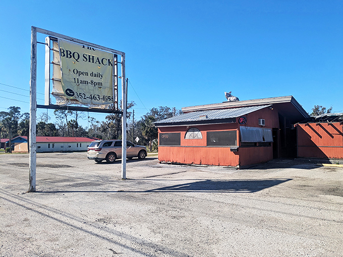 The coral-colored exterior with its rooftop pig mascot isn't winning architectural awards, but that smoky aroma tells you everything you need to know.