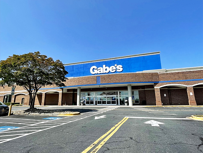The modest brick fa&ccedil;ade hides a bargain hunter's paradise within. Like finding a secret passageway to discount heaven!