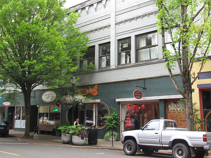 Downtown McMinnville welcomes you with tree-lined streets and historic charm. Small-town magic with big-city culinary ambitions.