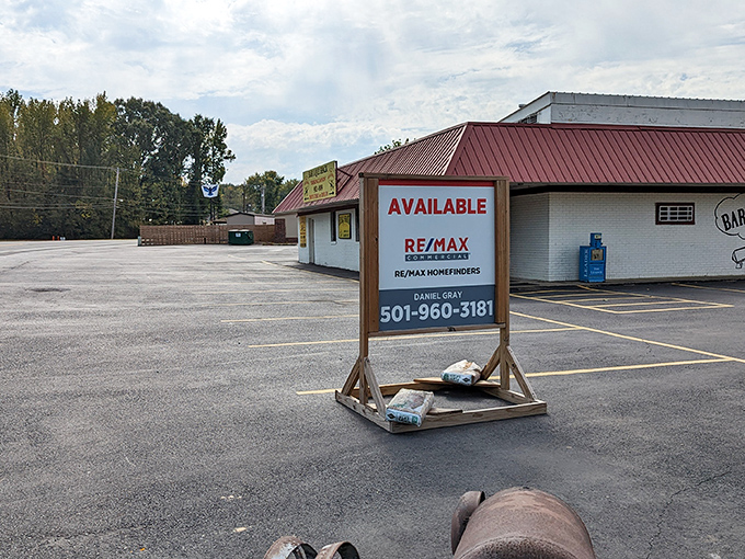 The unassuming exterior hides barbecue greatness like a superhero's secret identity. That yellow sign is Jacksonville's equivalent of the Bat Signal for hungry locals.