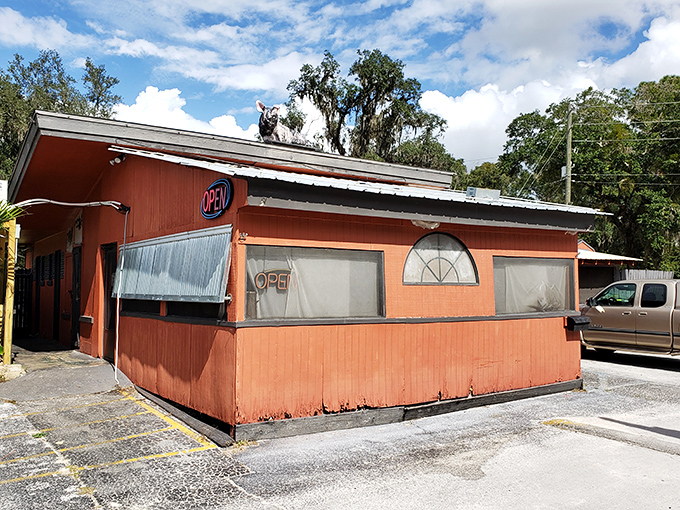 The coral-colored exterior with its rooftop pig mascot isn't winning architectural awards, but that smoky aroma tells you everything you need to know.