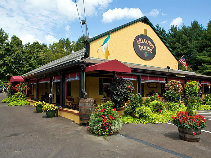 The emerald jewel of Davidsonville beckons with lush hanging plants and a cheerful yellow facade that practically shouts "c&eacute;ad m&iacute;le f&aacute;ilte" (a hundred thousand welcomes). 