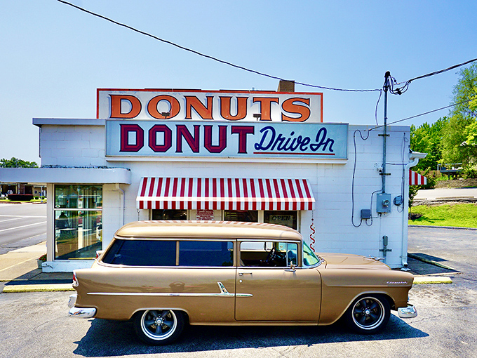 The unassuming white brick fa&ccedil;ade of Donut Drive-In has been beckoning sweet-toothed St. Louisans since the 1950s. Route 66 never smelled so good.