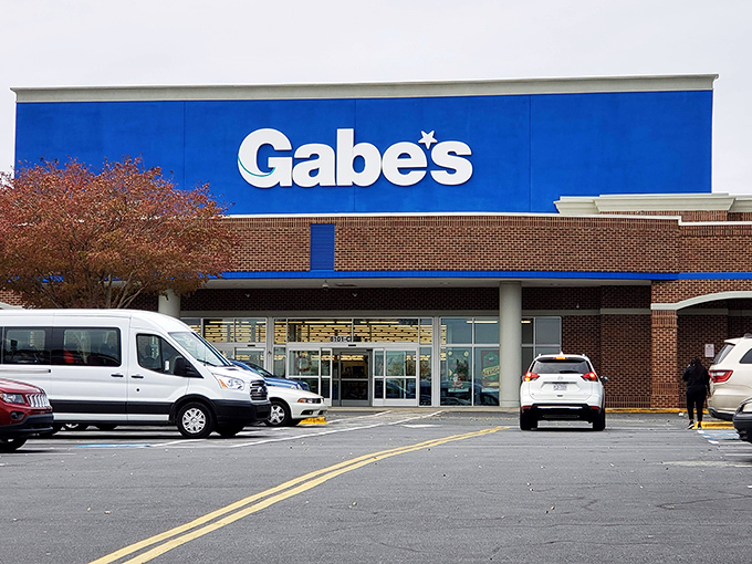 The modest brick fa&ccedil;ade hides a bargain hunter's paradise within. Like finding a secret passageway to discount heaven! 
