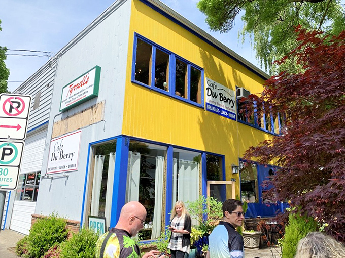 The unassuming blue exterior of Cafe Du Berry hides Portland's breakfast paradise like Clark Kent's glasses hide Superman.