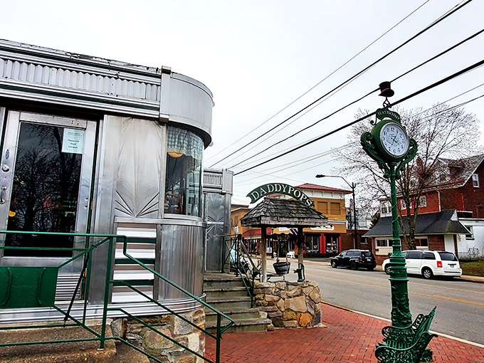 The gleaming stainless steel exterior of Daddypops isn't trying to be retro-cool&mdash;it simply is. This time capsule beckons hungry travelers with its classic diner charm.