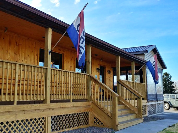 The unassuming exterior of Dave & Jane's Crabhouse beckons like a lighthouse for seafood lovers lost in a sea of chain restaurants.