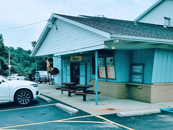The unassuming exterior of Pappy's hides culinary treasures within. Like finding a diamond in your backyard&mdash;if your backyard served legendary fried chicken. 
