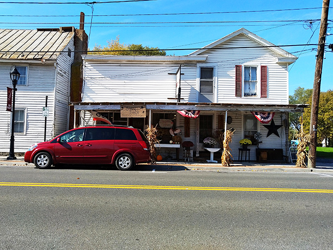 The unassuming exterior of Kathy's Home Cooking Café in New Market, Virginia – proof that culinary treasures often hide in plain sight along small-town Main Streets.