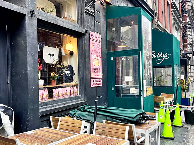 Bubby's iconic corner storefront in Tribeca welcomes you with its classic green awnings and outdoor seating where New York life unfolds right before your eyes.