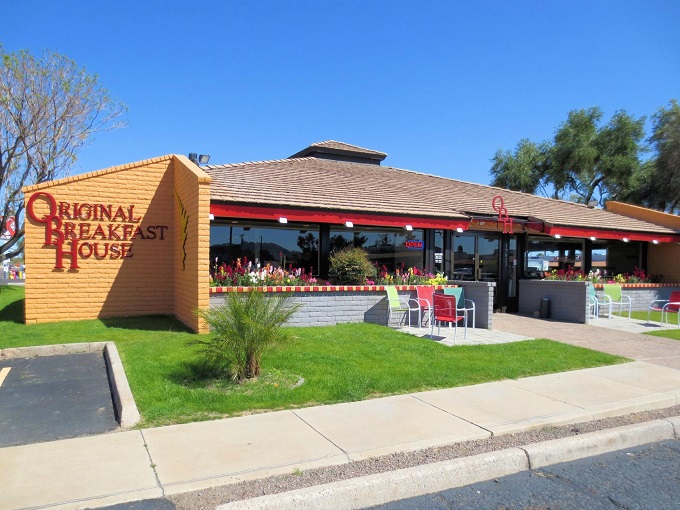 Aloha, Arizona! This little slice of paradise in Phoenix proves you don't need an ocean to catch a wave of deliciousness.