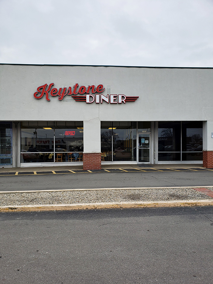A beacon of breakfast bliss! Keystone Diner's retro sign promises comfort food and nostalgia, like a time machine for your taste buds.
