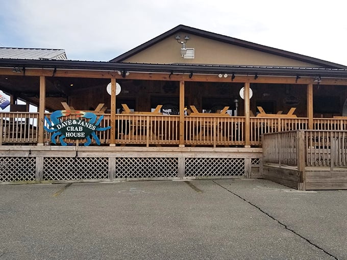 The unassuming exterior of Dave & Jane's Crabhouse beckons like a lighthouse for seafood lovers lost in a sea of chain restaurants. 
