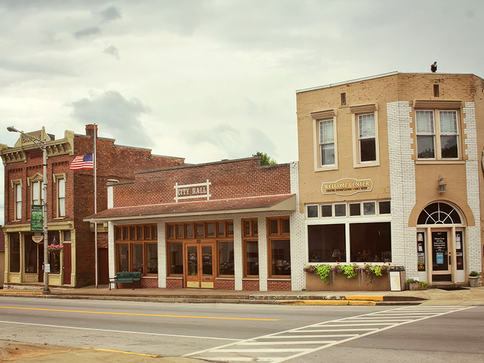 Main Street Munfordville looks like it was plucked straight from a Norman Rockwell painting. Small-town America at its most authentic.