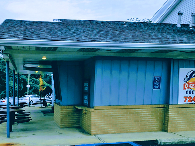 The unassuming exterior of Pappy's hides culinary treasures within. Like finding a diamond in your backyard&mdash;if your backyard served legendary fried chicken.