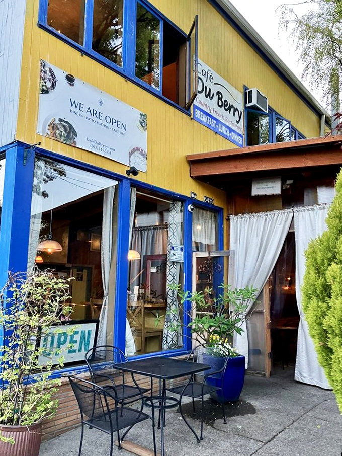 The unassuming blue exterior of Cafe Du Berry hides Portland's breakfast paradise like Clark Kent's glasses hide Superman.