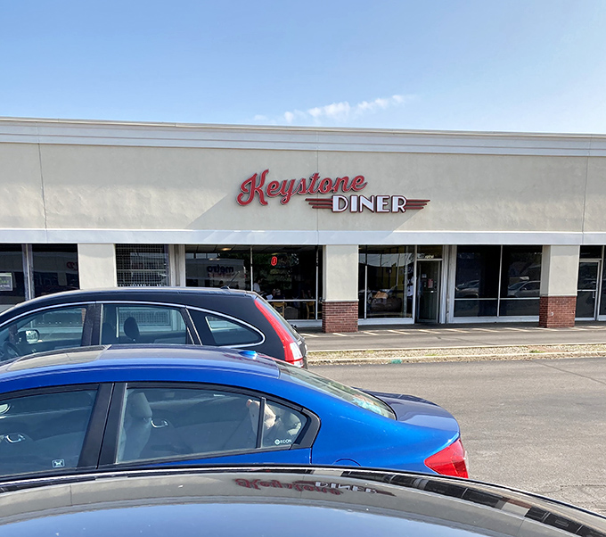 A beacon of breakfast bliss! Keystone Diner's retro sign promises comfort food and nostalgia, like a time machine for your taste buds.