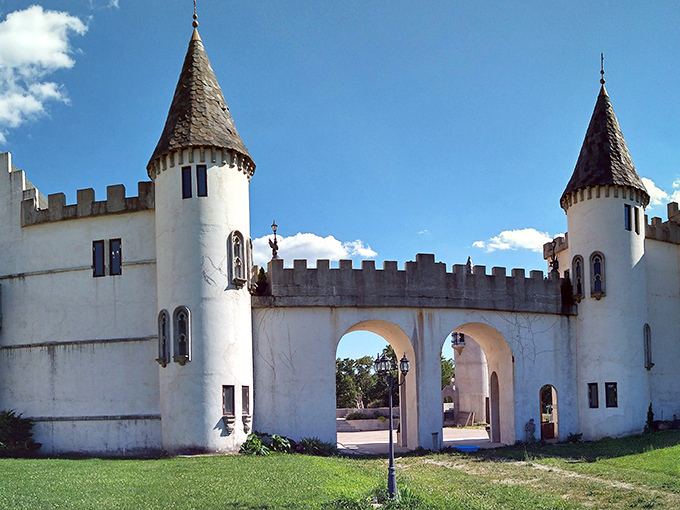 The grand entrance to this Missouri castle makes you feel like you've accidentally wandered into a European fairy tale&mdash;no passport required.