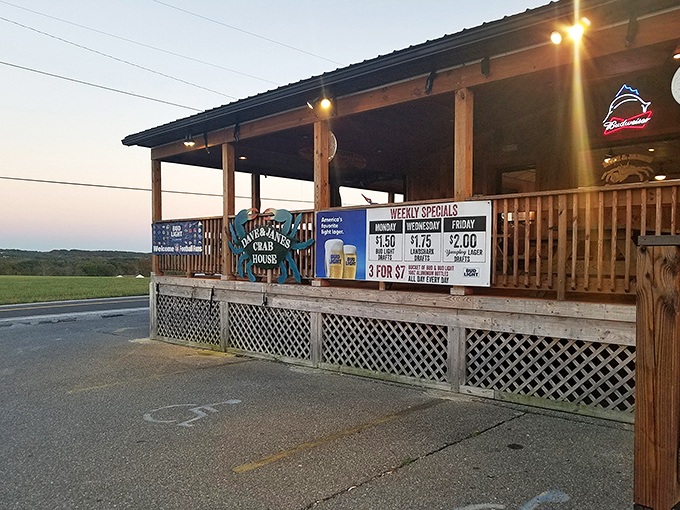The unassuming exterior of Dave & Jane's Crabhouse beckons like a lighthouse for seafood lovers lost in a sea of chain restaurants.