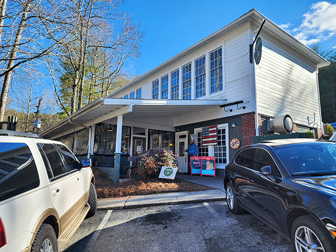 The charming white exterior beckons like a lighthouse for hungry travelers. Alpine Helen may have lederhosen, but Nacoochee Village has pizza perfection.