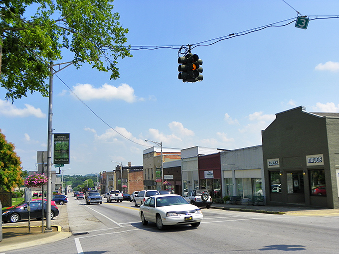 Main Street Munfordville looks like it was plucked straight from a Norman Rockwell painting. Small-town America at its most authentic, complete with that one traffic light everyone uses as a landmark.
