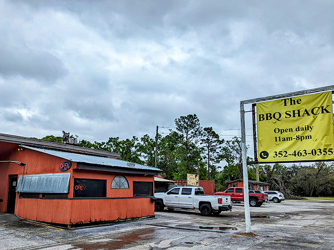 The coral-colored exterior with its rooftop pig mascot isn't winning architectural awards, but that smoky aroma tells you everything you need to know.