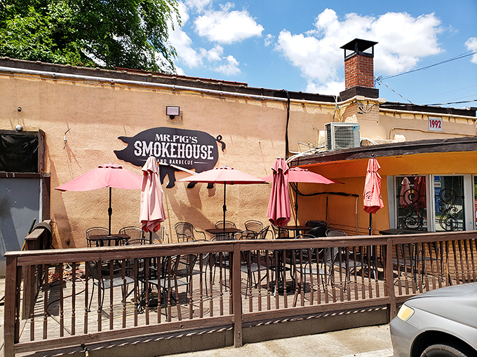 The unassuming beige fa&ccedil;ade with pink patio umbrellas says it all - true barbecue legends don't need fancy exteriors, just a good smoker and a pig sign.