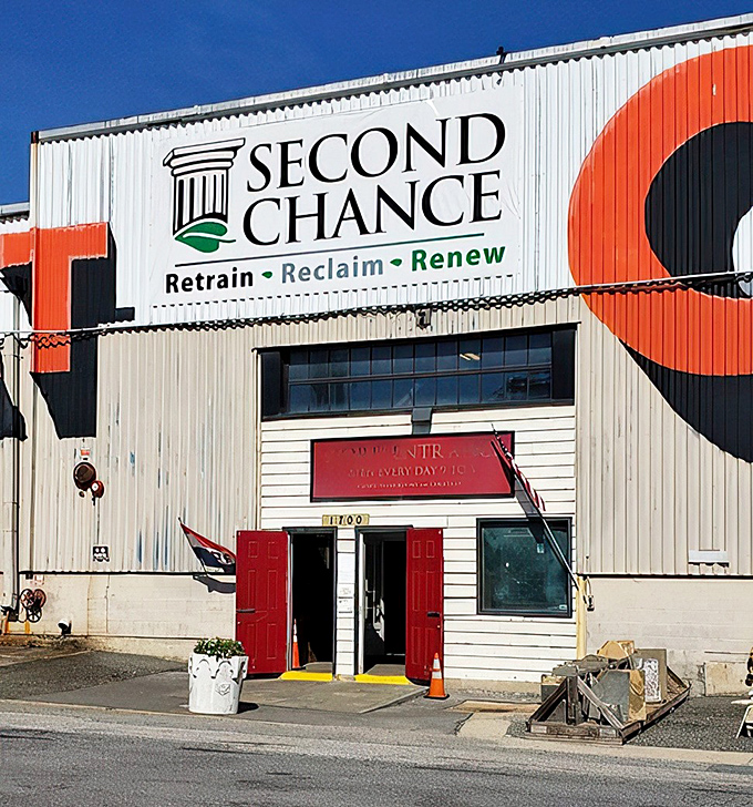 The exterior screams shopping possibilities. Like a treasure map where X marks the spot for vintage hunters.