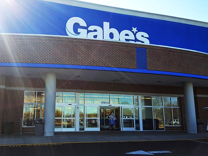 The modest brick fa&ccedil;ade hides a bargain hunter's paradise within. Like finding a secret passageway to discount heaven! 