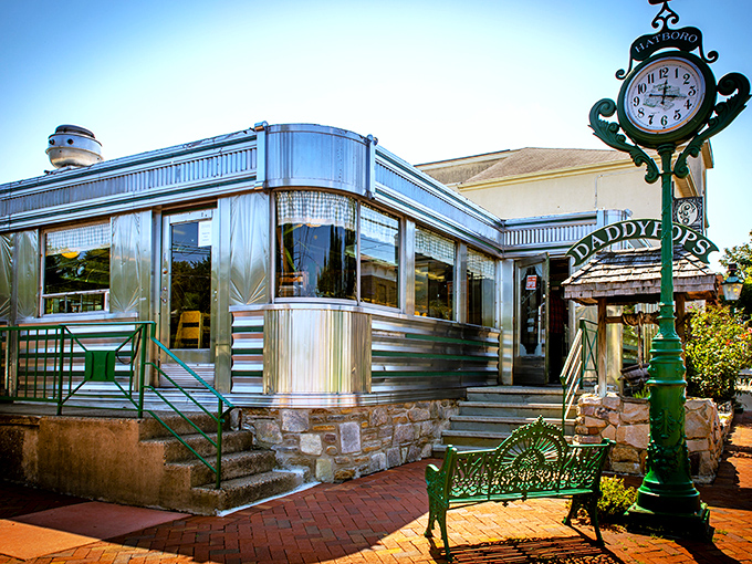 The gleaming stainless steel exterior of Daddypops isn't trying to be retro-cool&mdash;it simply is. This time capsule beckons hungry travelers with its classic diner charm.