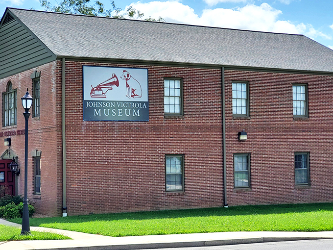 The brick fa&ccedil;ade and bold red door of the Johnson Victrola Museum stand as Delaware's unassuming temple to recorded sound history.