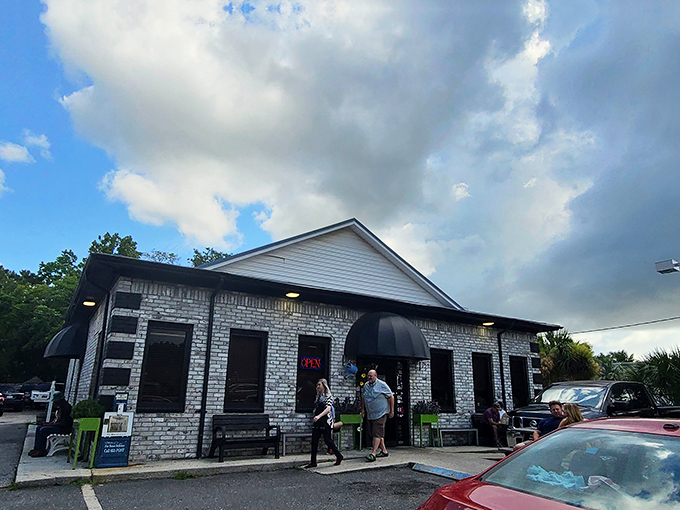 The exterior isn't just Charleston charm&mdash;it's a breakfast siren call that says, "Yes, we're worth waking up for."