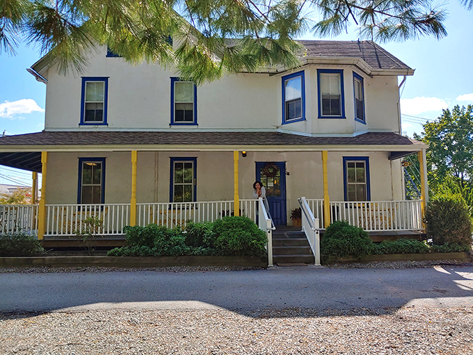 The unassuming white farmhouse exterior of Lettie's Kitchen stands like a culinary time capsule, complete with the guardian rooster statue announcing "serious chicken business happens here."