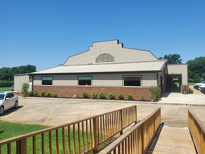 The unassuming exterior of Yoder's Deitsch Haus invites you in like a warm hug, proving that culinary treasures often hide in plain sight.