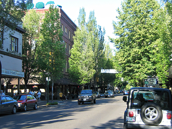 
Downtown McMinnville welcomes you with tree-lined streets and historic charm. Small-town magic with big-city culinary ambitions. 