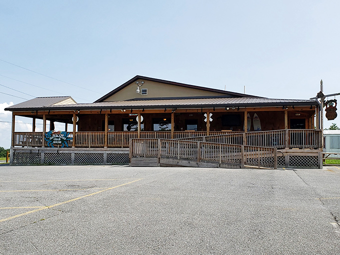 The unassuming exterior of Dave & Jane's Crabhouse beckons like a lighthouse for seafood lovers lost in a sea of chain restaurants. 