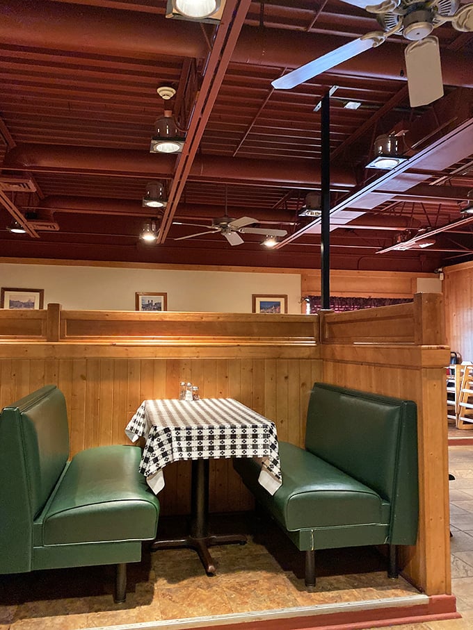 These green booths have witnessed countless first dates, family celebrations, and people unbuttoning their pants after one too many breadsticks.