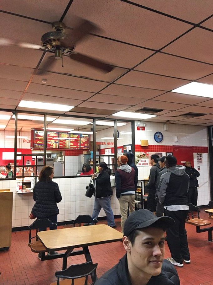 The line forms quickly at lunchtime&mdash;locals know that some things are worth waiting for, especially when crispy chicken is involved. 