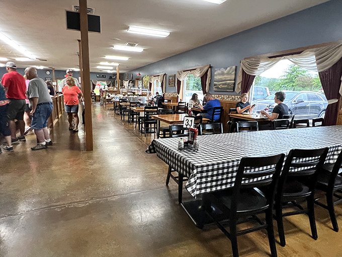 No fancy lighting or pretentious d&eacute;cor, just good folks enjoying honest food in a place where everyone feels like a regular.